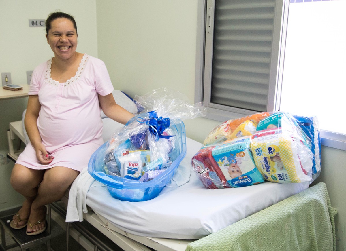 Projeto Adote Uma Mãe presta ajuda à mães carentes Extras Mais Caminhos Rede Globo
