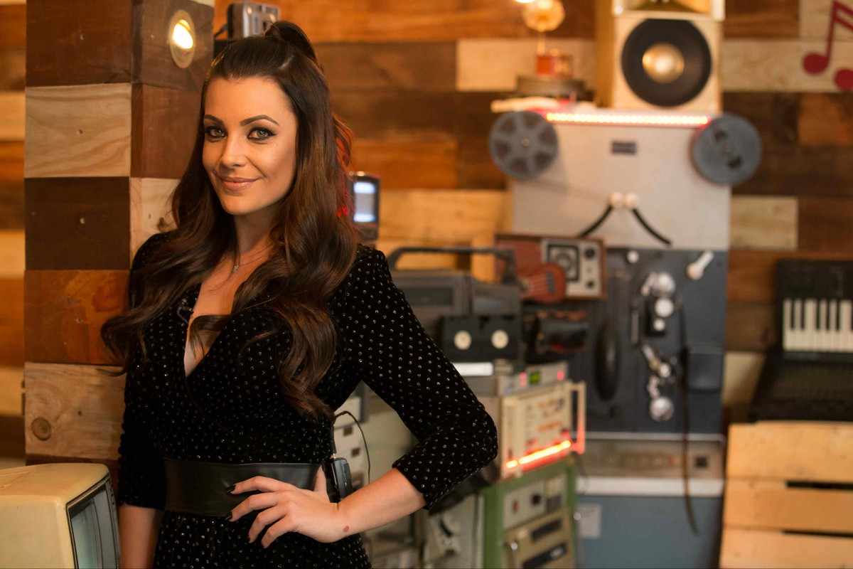 Conheça 10 curiosidades da apresentadora Cecília Ribeiro