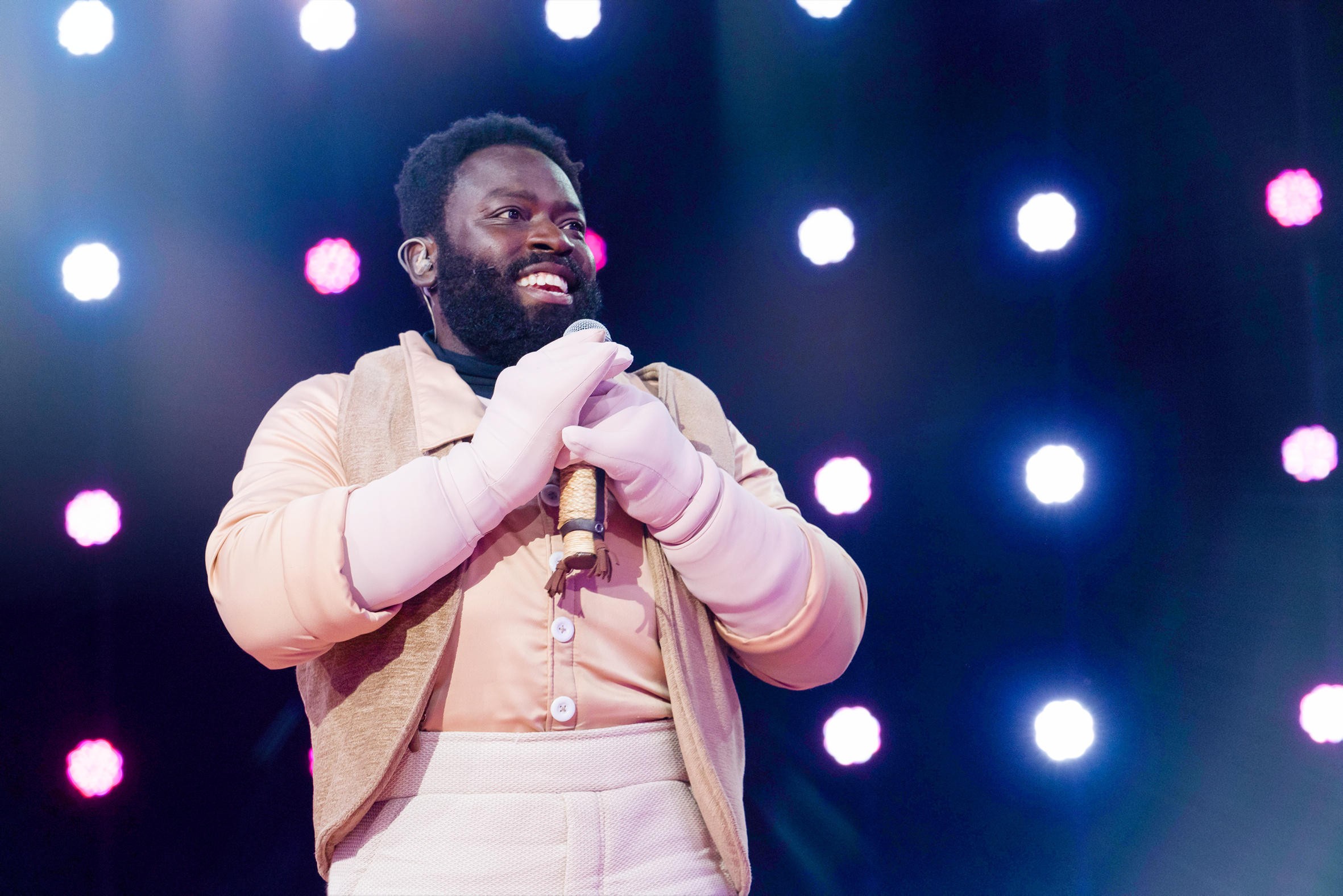 Douglas Silva é desmascarado como Candinho no ‘The Masked Singer Brasil ...