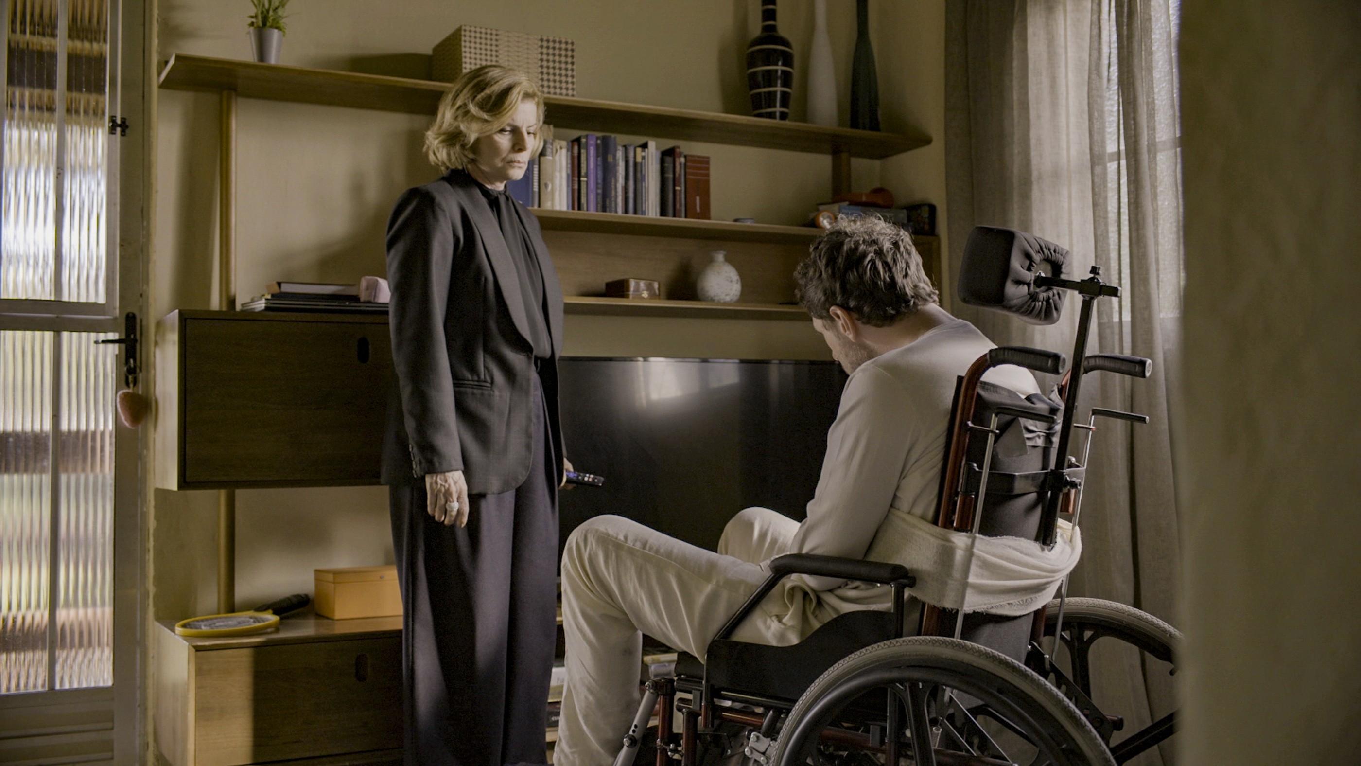 Odete se vê obrigada a lidar com Leonardo