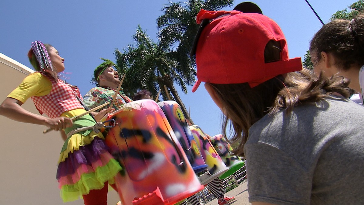 Conheça a Banda Tribuss, uma banda que faz som com objetos do cotidiano