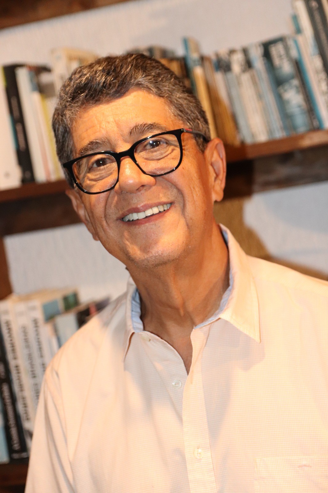 Francisco Lima Cruz Teixeira lança o livro Corpo Fechado nesta quarta ...