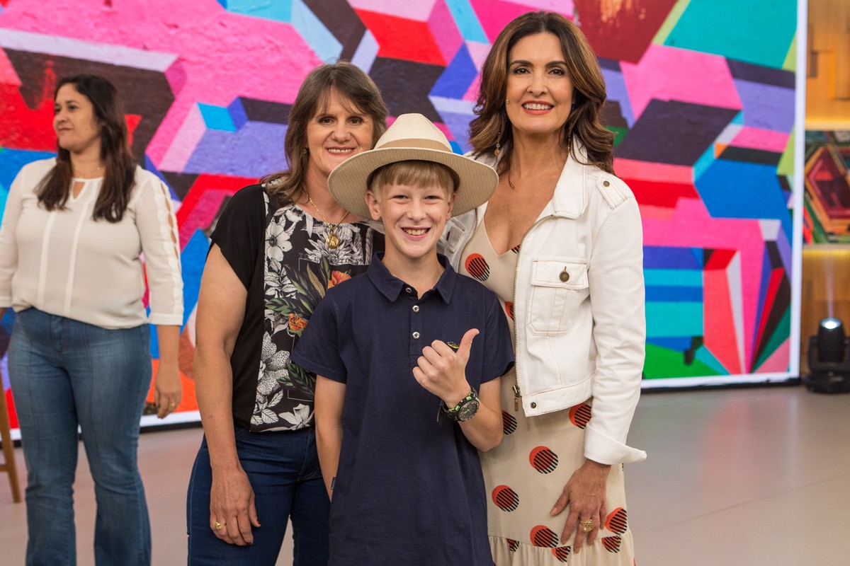 Paranaense que ficou famoso gravando vídeos da roça faz a festa no ...