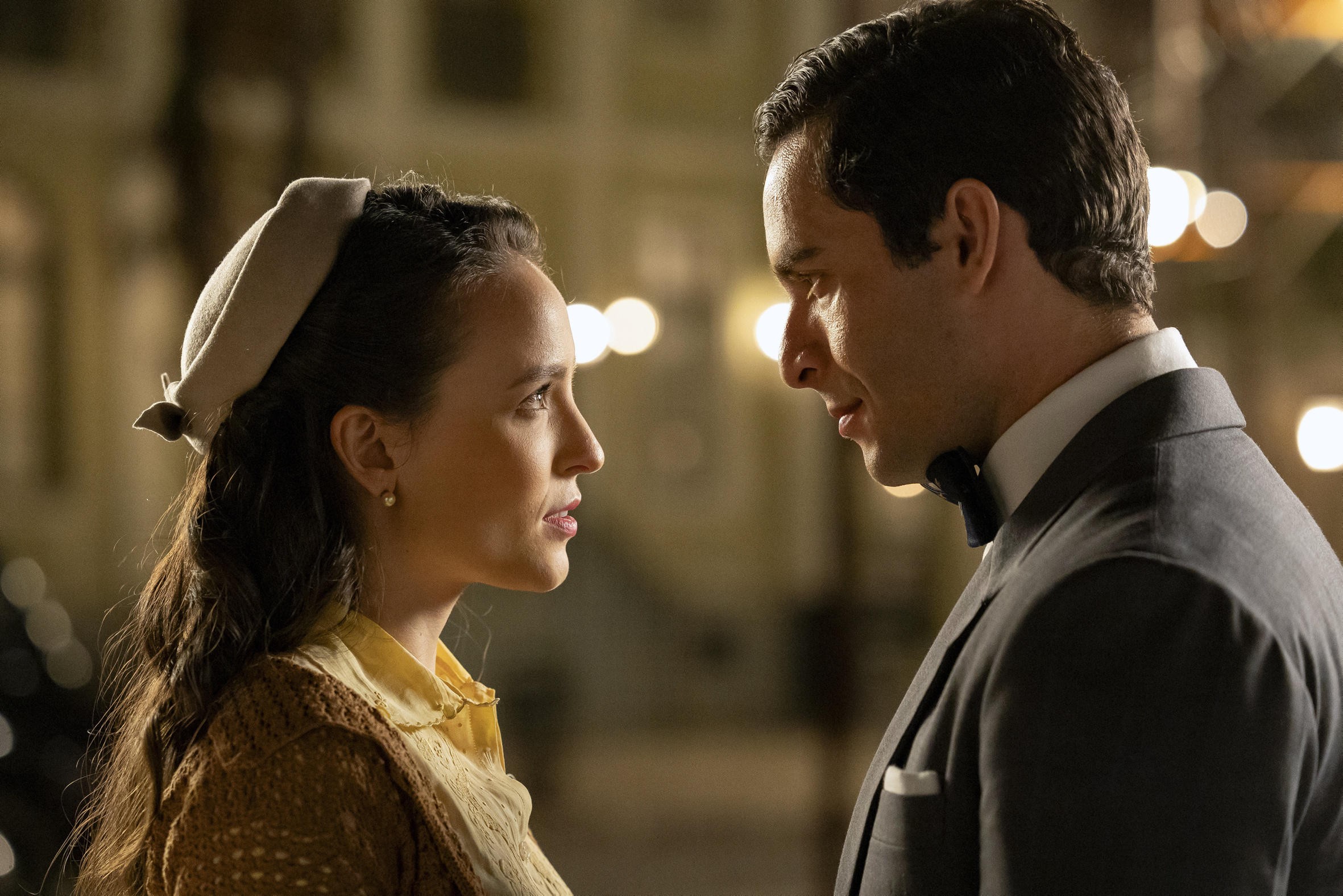 Estela e Celso se beijam em ‘Êta Mundo Melhor!’