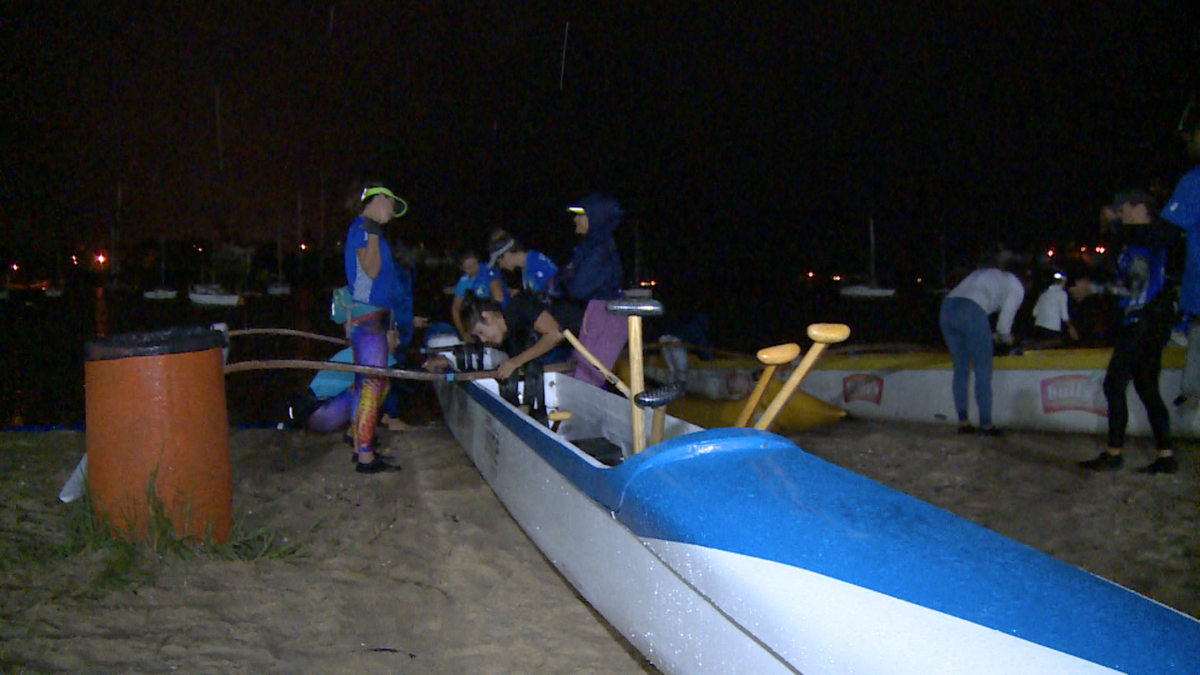 #AlinePorUmDia Thainá pega carona num passeio de canoa havaiana e ainda ...