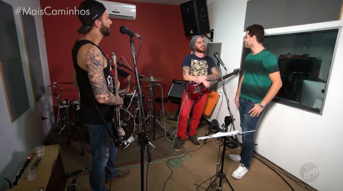 Banda faz sucesso nas redes sociais por transformar 'hits' em rock 'n' roll