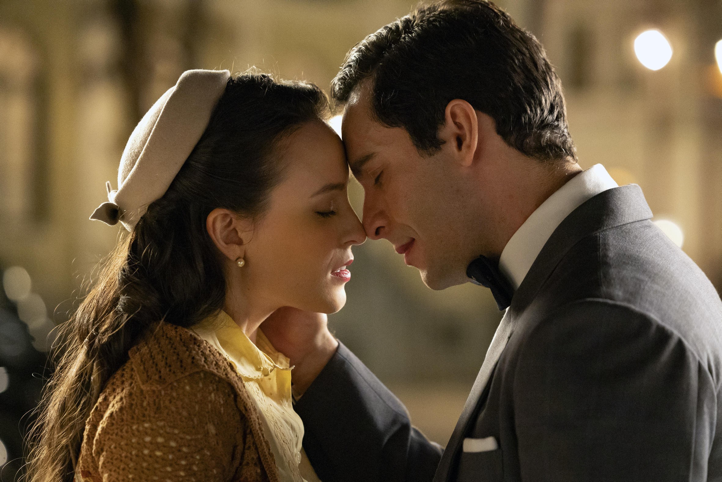 Estela e Celso se beijam em ‘Êta Mundo Melhor!’