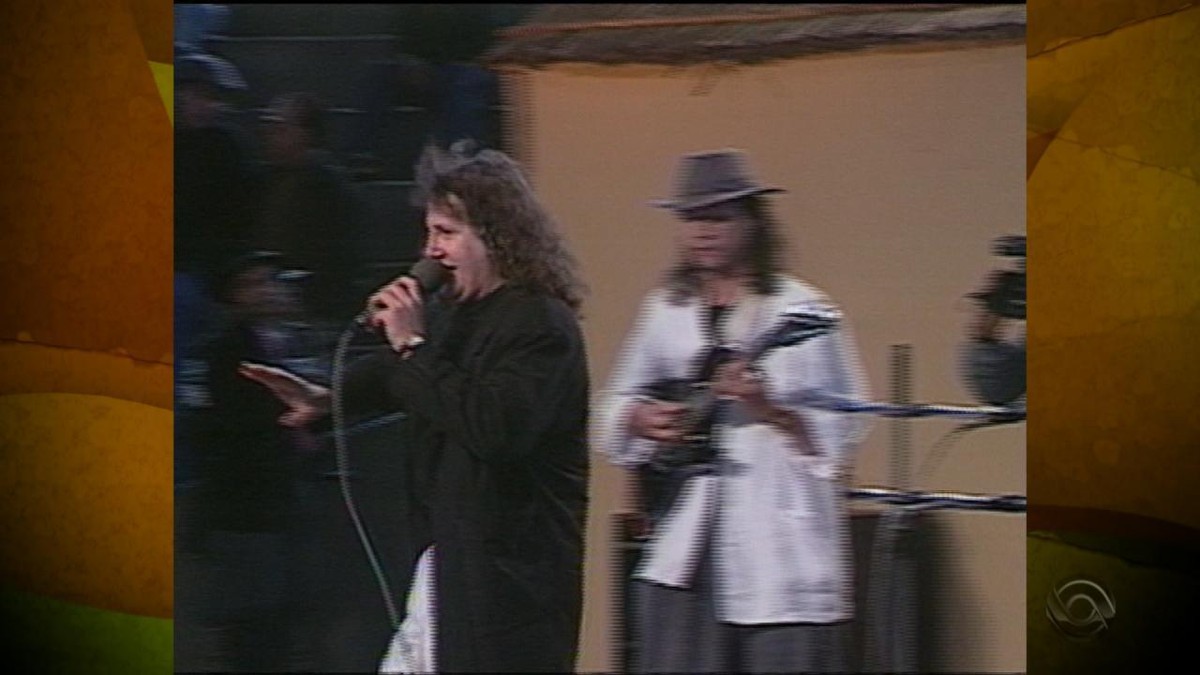 Recuerdos: Rui Biriva canta 'Tchê Loco' no 'Galpão Crioulo' em 1992