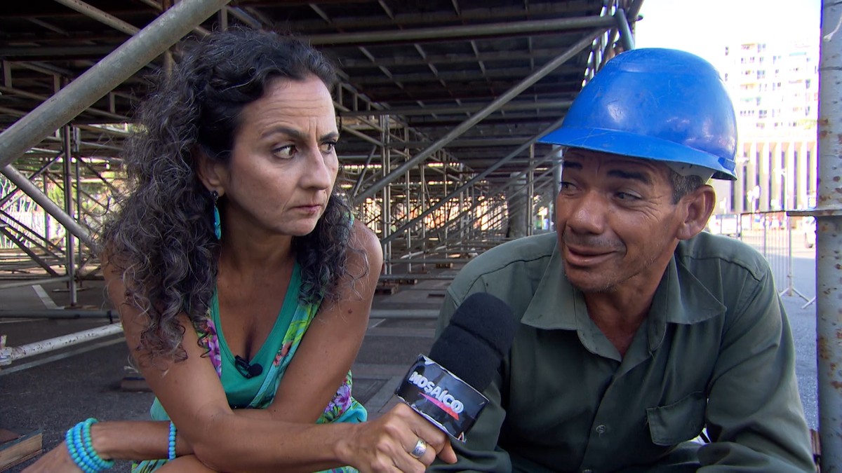 Maria Menezes conversa com operários que pegam no pesado e montam as ...