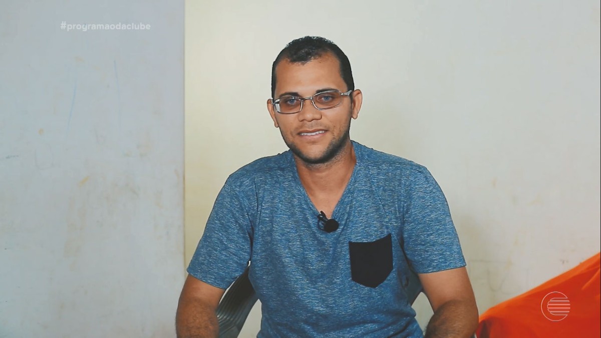 Saiba mais sobre a arte de fazer poesia de Val Gomes no quadro Manda Ver