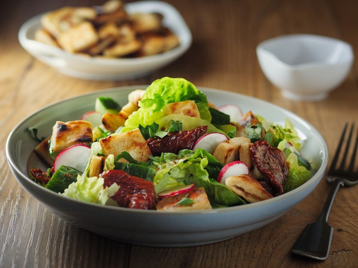 Confira a receita de Fetuche, uma salada árabe rápida e refrescante ...