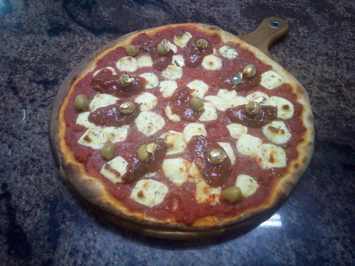 Pizza de queijo e goiabada recebe toque especial de ouro, literalmente