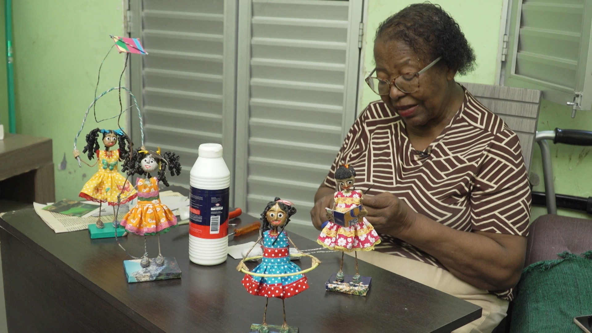 Artesã baiana retrata brincadeiras infantis em bonecos criados com ...