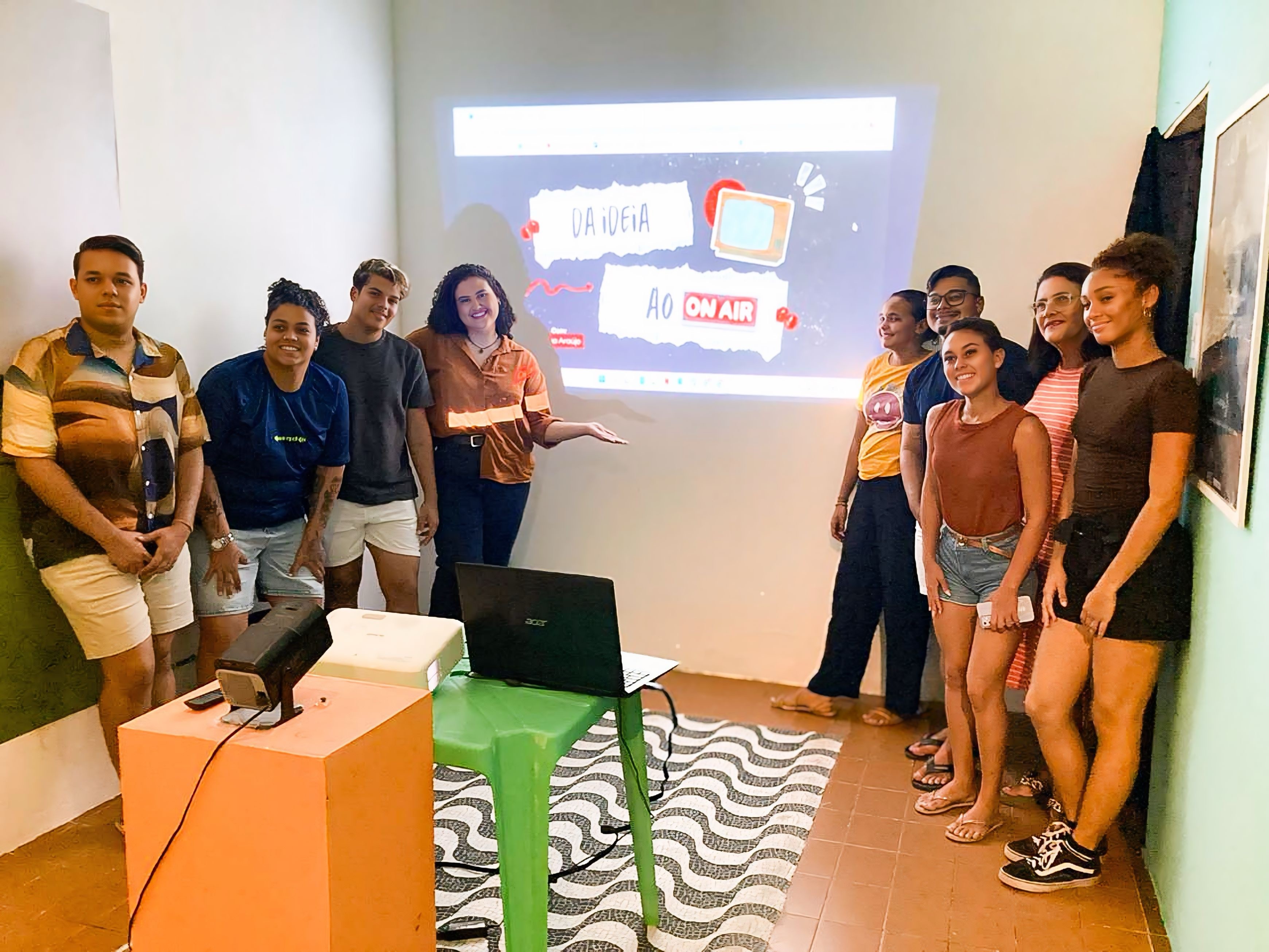 Apresentadora de entretenimento da Rede Paraíba aproxima estudantes do ...