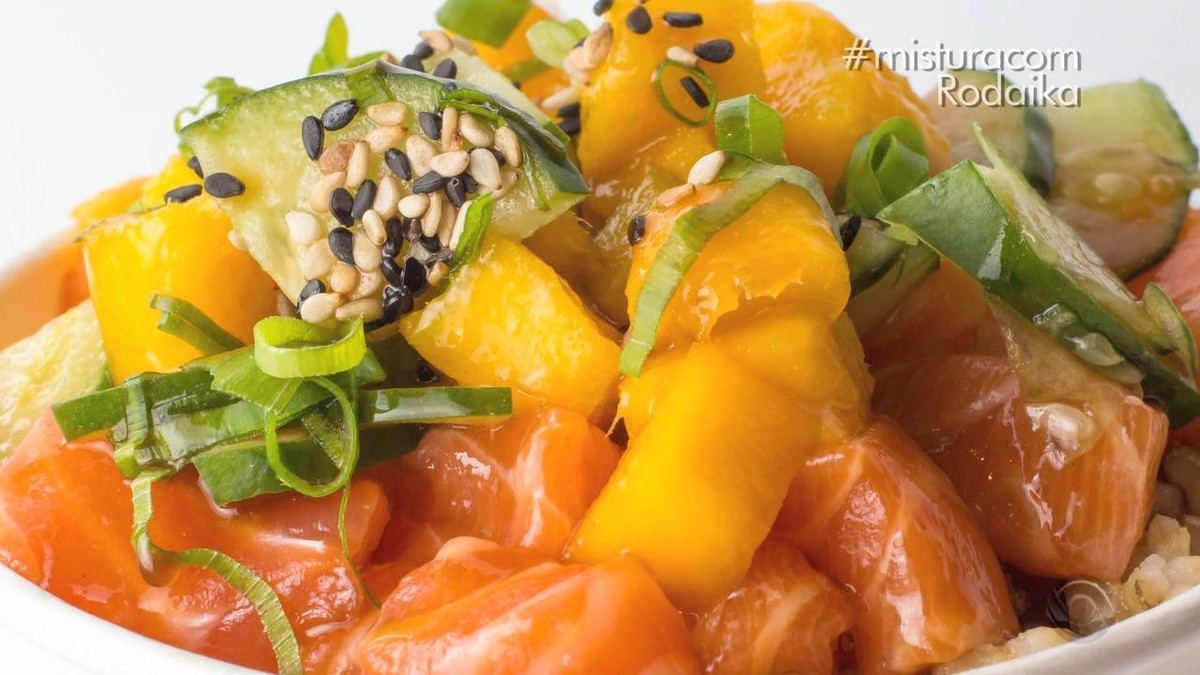 Aprenda a fazer Poke de atum com arroz japonês