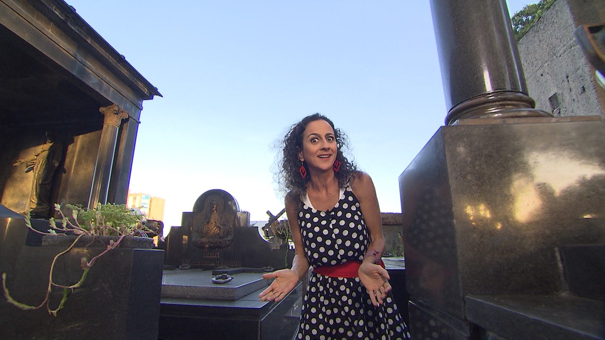 Maria Menezes investiga o universo pitoresco da morte