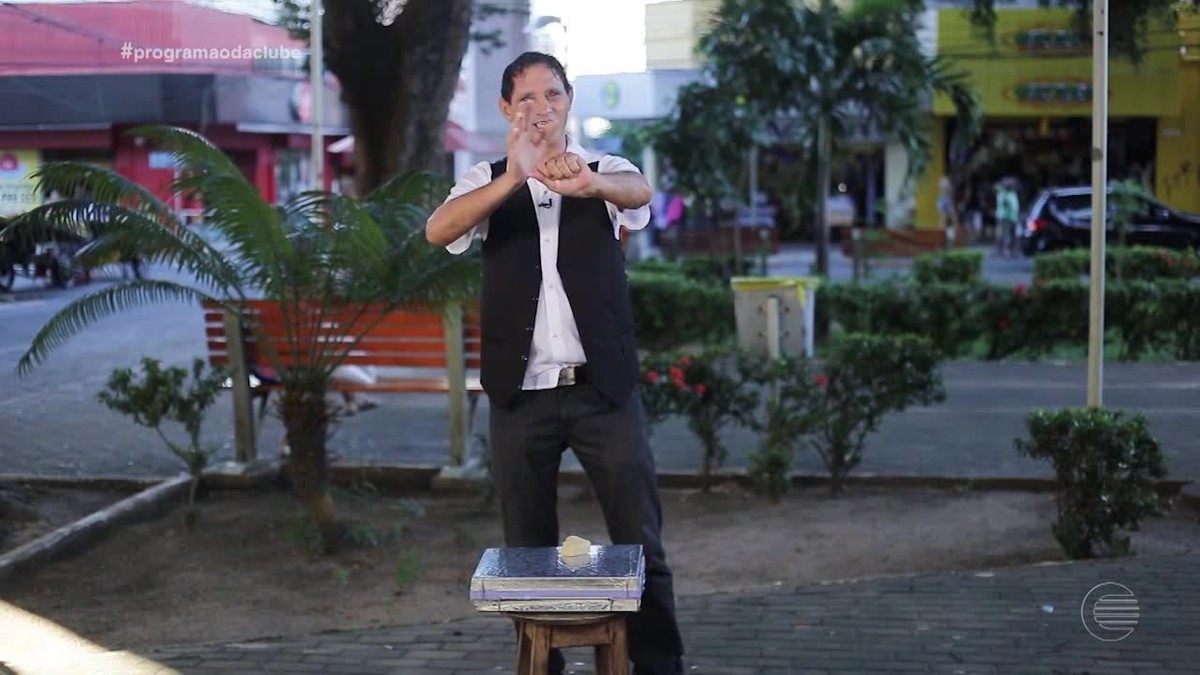 Rick Lopes dá show de mágica no quadro 'Manda Ver'