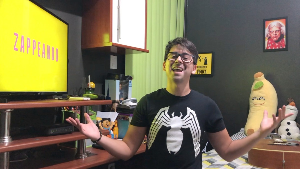 Andy fala sobre home office e mostra curiosidades que esconde pelo quarto
