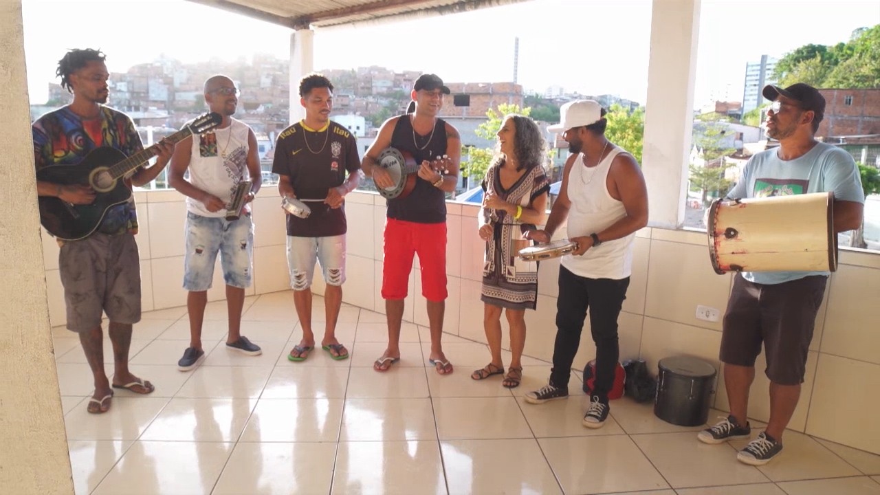 Maria Menezes conhece a laje que inspira o compositor Romilson Miranda ...
