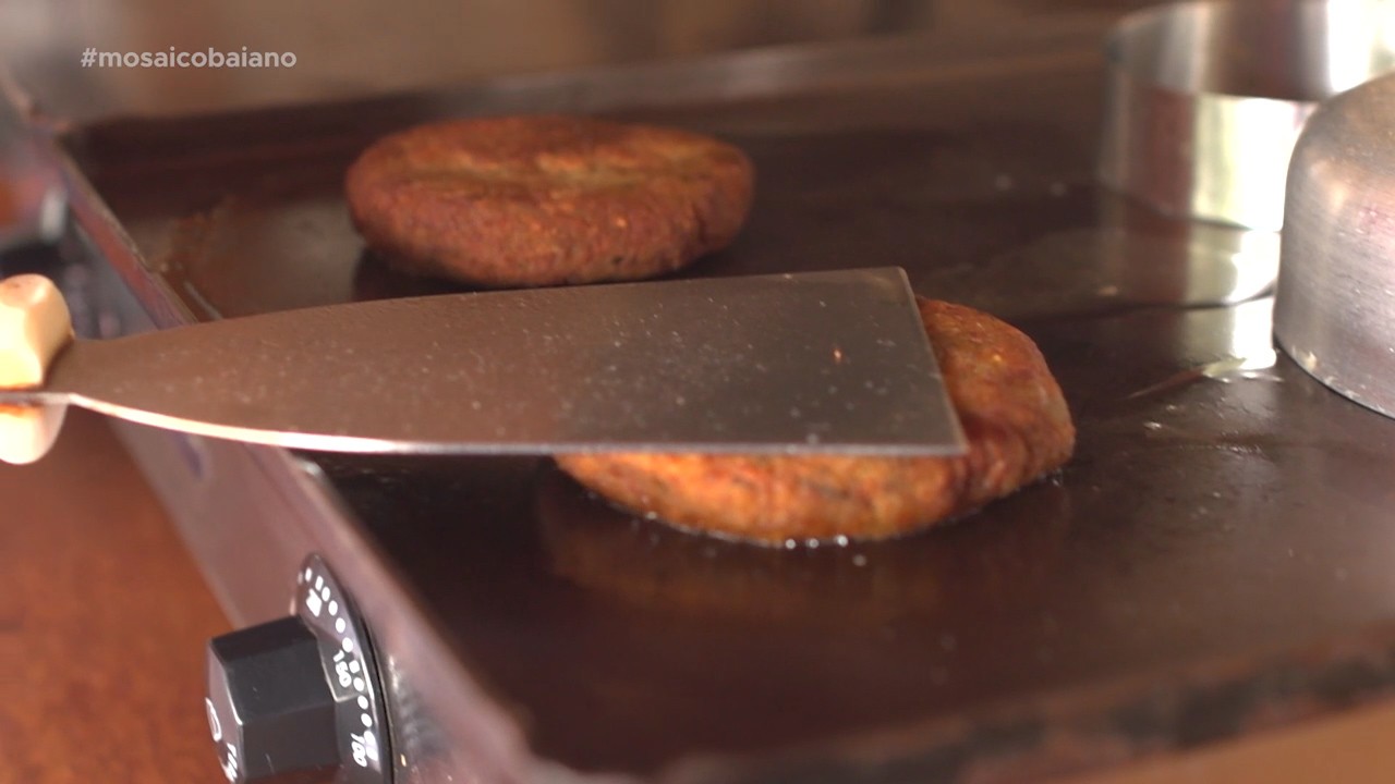 Conheça o hambúrguer de siri da Ilha de Bom Jesus dos Passos | Rede globo